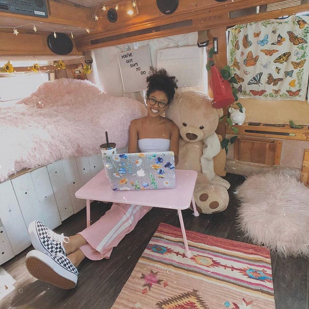 Story of 19-year-old girl, Jennelle Eliana who lives in a van ...