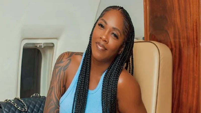 Tiwa Savage Reacts As Lady Draws Tattoo Of Her Face On Her Body, Amid ...