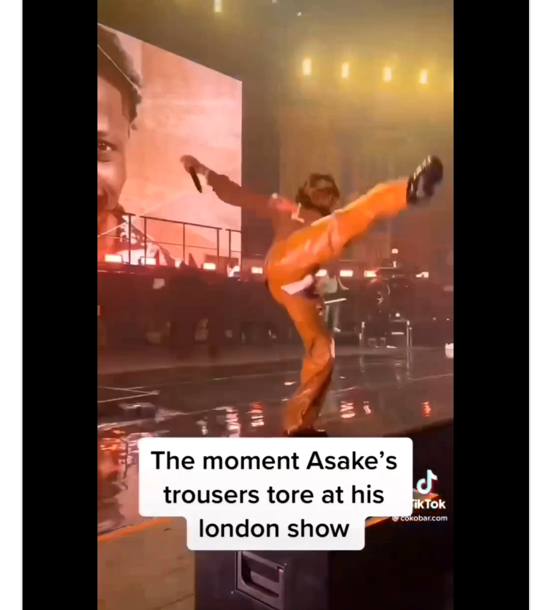 Singer Asake suffers wardrobe malfunction on stage during UK show ...