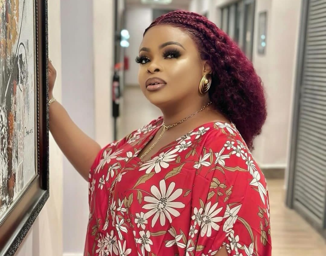 Actress Dayo Amusa reacts to Bobrisky winning 'Best Dressed Female' at ...
